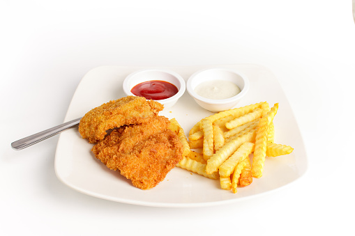 Friterad Fisk Och Chips Med Pommes Frites Och Doppar Sås Ketchup På Vit ... Friterad Fisk Och Chips Med Pommes Frites Och Doppar Sås Ketchup På Vit ...