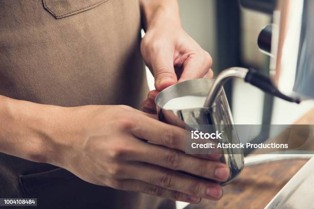 바리 스타 커피 기계와 우유를 김이 바리스타에 대한 스톡 사진 및 기타 이미지 바리스타 우유 증기 Istock