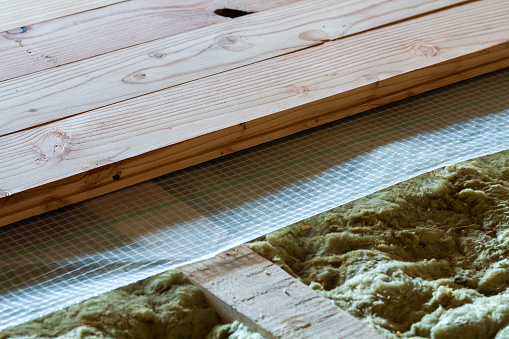 Pemasangan Lantai Baru Papan Alami Kayu Dan Isolasi Wol Mineral Untuk ... Pemasangan Lantai Baru Papan Alami Kayu Dan Isolasi Wol Mineral Untuk ...