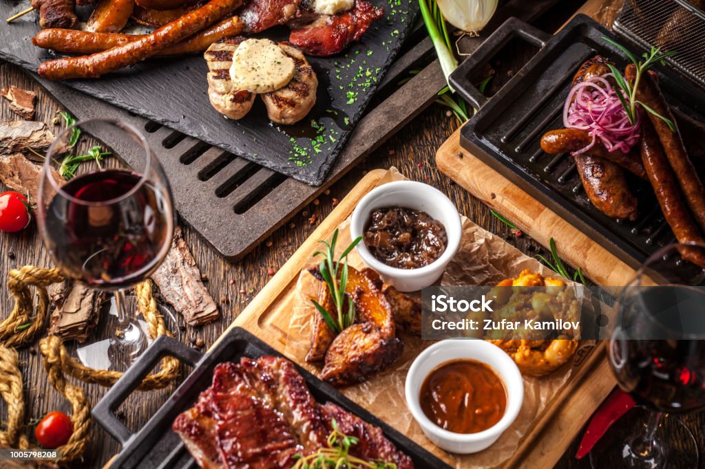 Masakan Arab Di Dubai Steak Daging Sapi Panggang Dengan Saus Di Papan