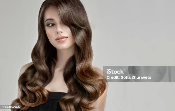 Muda Model Cantik Berambut Coklat Dengan Rambut Panjang Keriting