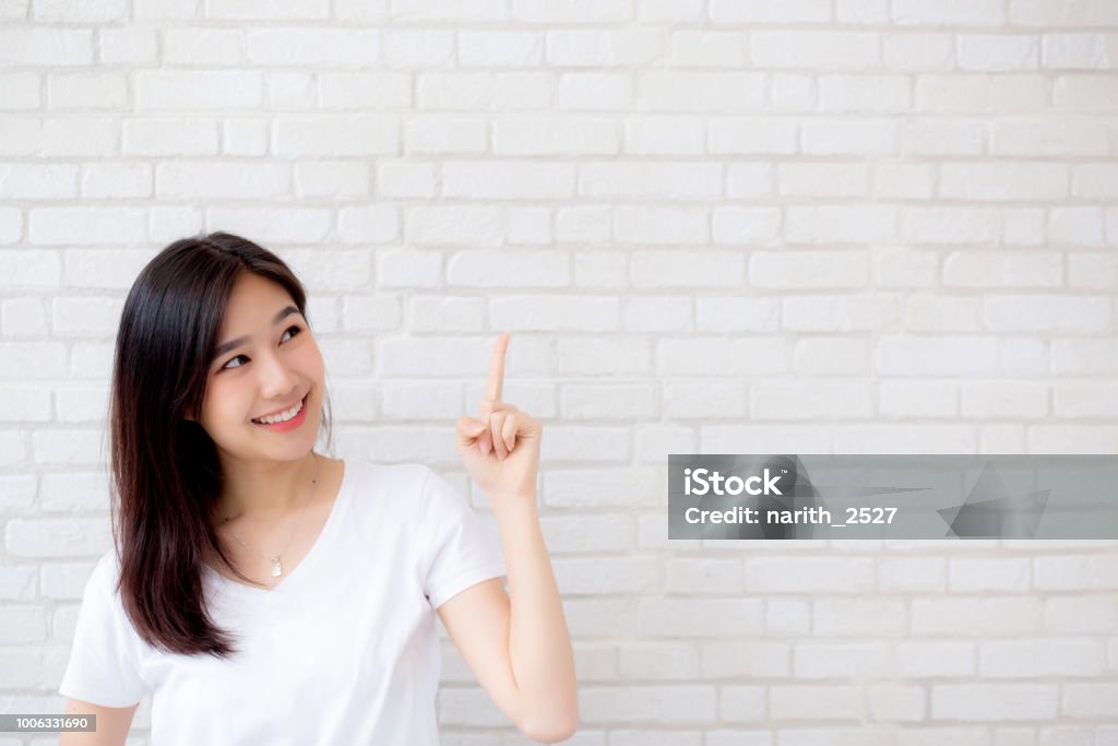 Potret Kebahagiaan Wanita Muda Asia Yang Cantik Berdiri Jari Menunjuk