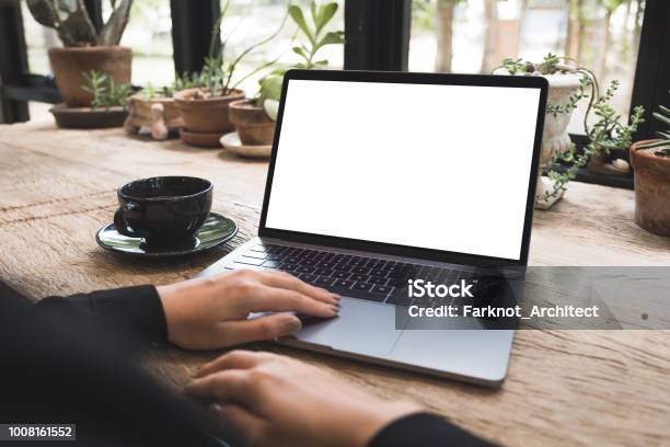 Gambar Mockup Tangan Menggunakan Dan Mengetik Pada Laptop Dengan Layar