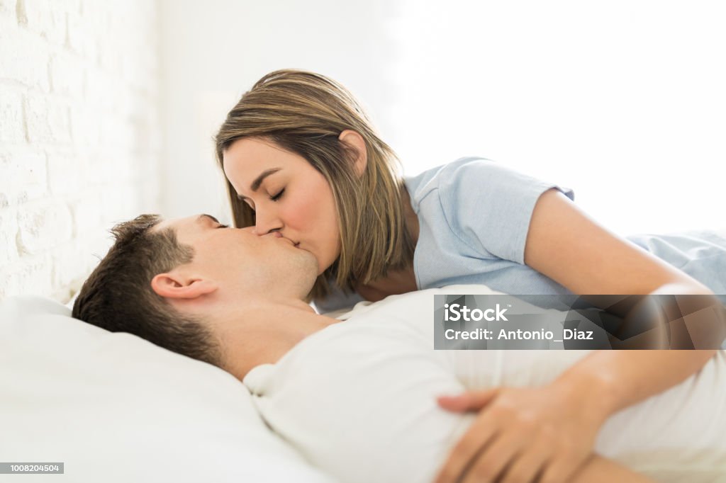 Photo Libre De Droit De Femme Qui Embrasse Lhomme Sur La Bouche Alors