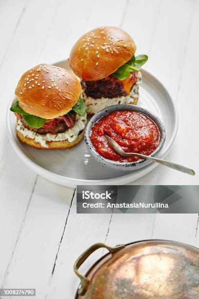 Burger Dengan Roti Daging Sapi Panggang Keju Krim Dan Bayam Pada Roti