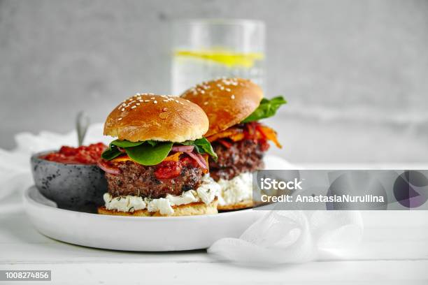 Burger Dengan Roti Daging Sapi Panggang Keju Krim Dan Bayam Pada Roti
