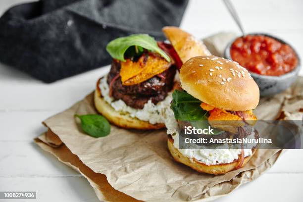 Burger Dengan Roti Daging Sapi Panggang Keju Krim Dan Bayam Pada Roti