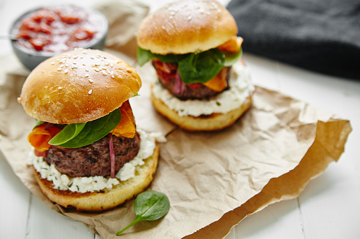 Burger Dengan Roti Daging Sapi Panggang Keju Krim Dan Bayam Pada Roti