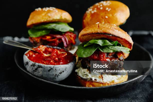 Burger Dengan Roti Daging Sapi Panggang Keju Krim Dan Bayam Pada Roti