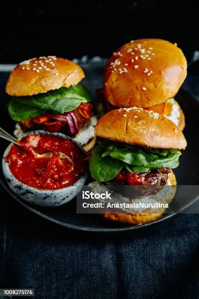 Burger Dengan Roti Daging Sapi Panggang Keju Krim Dan Bayam Pada Roti