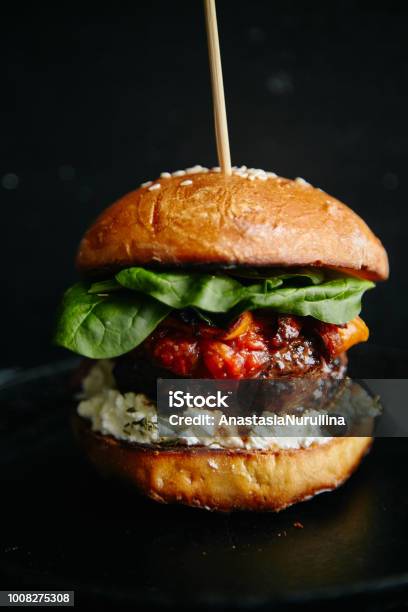 Burger Dengan Roti Daging Sapi Panggang Keju Krim Dan Bayam Pada Roti