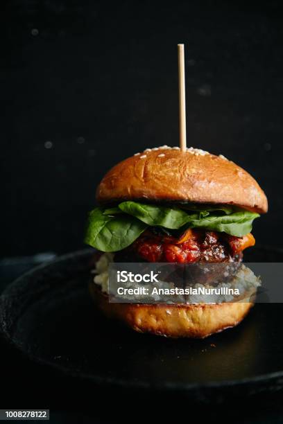 Burger Dengan Roti Daging Sapi Panggang Keju Krim Dan Bayam Pada Roti