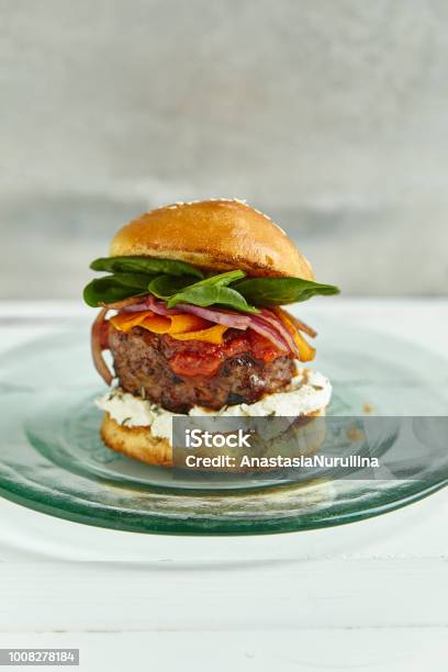 Burger Dengan Roti Daging Sapi Panggang Keju Krim Dan Bayam Pada Roti