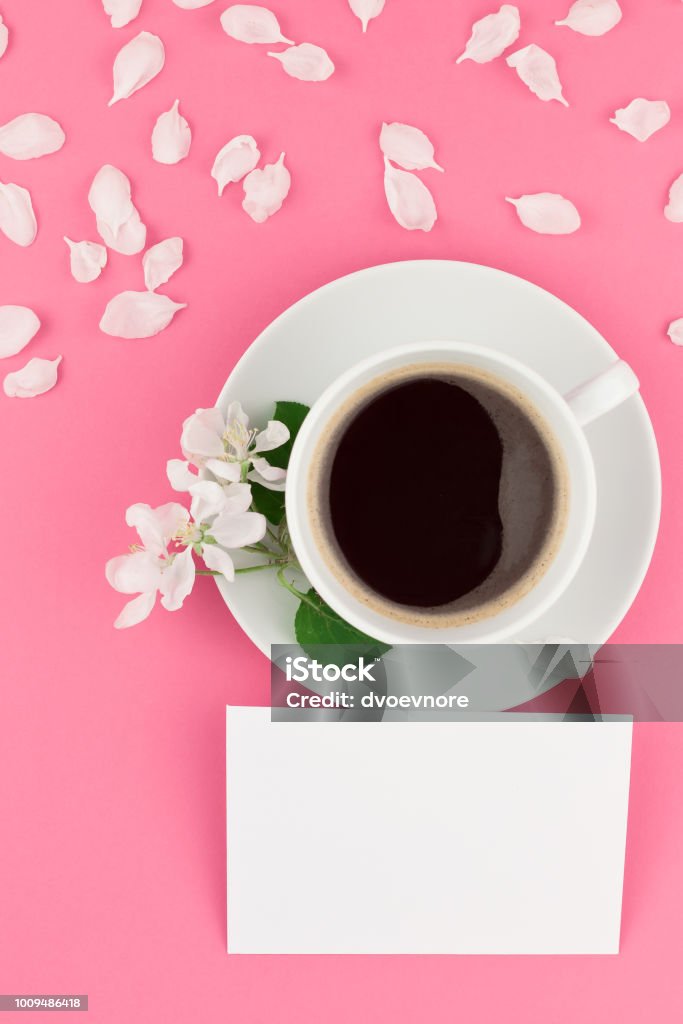 Foto de Postura Plana De Café Modelo De Carta E Pétalas Brancas e mais ... Foto de Postura Plana De Café Modelo De Carta E Pétalas Brancas e mais ...