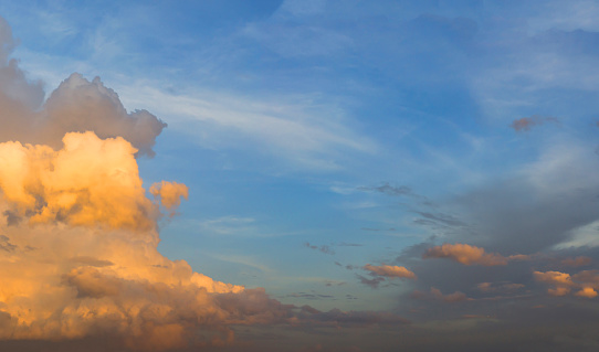 Langit Biru Yang Indah Dengan Latar Belakang Pembentukan Awan Foto Stok