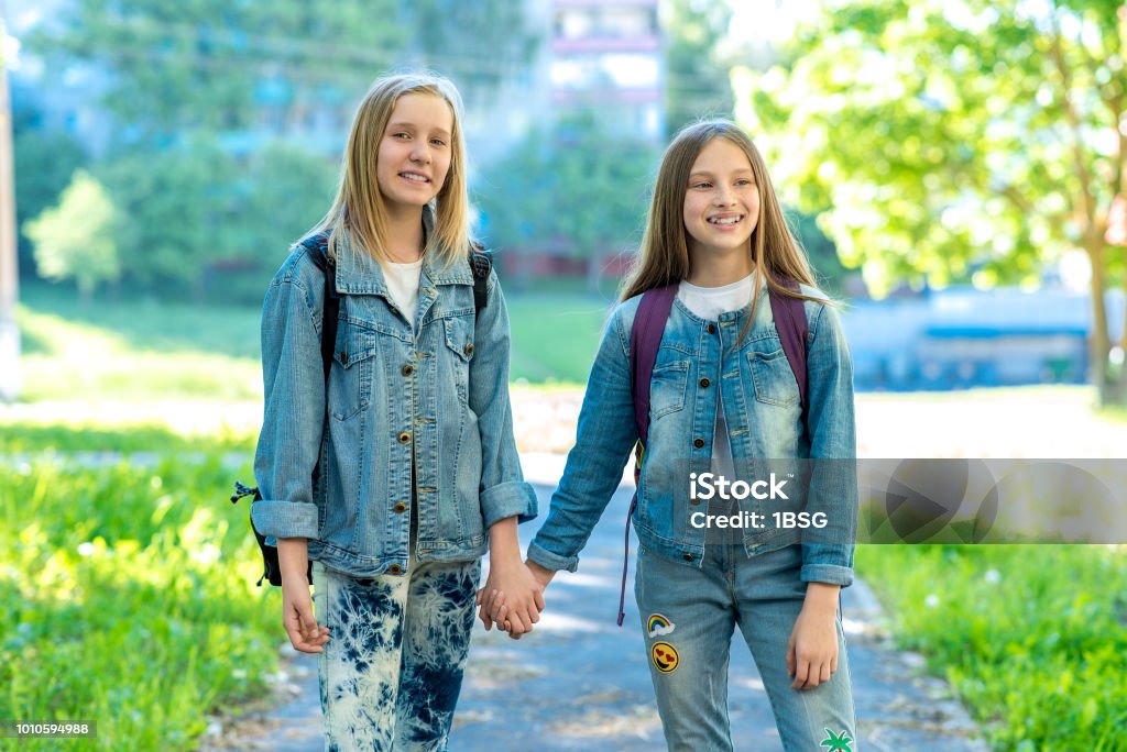 Photo Libre De Droit De Écolière De Deux Jeunes Filles Été Dans La