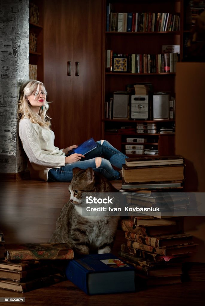 Gadis Cantik Membaca Buku Di Perpustakaan Di Sebelah Kucing Foto Stok ... Gadis Cantik Membaca Buku Di Perpustakaan Di Sebelah Kucing Foto Stok ...