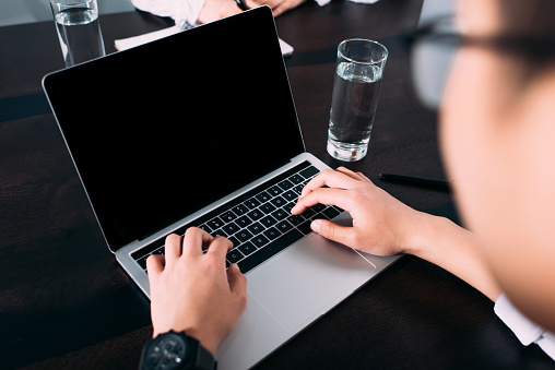 Memotong Bidikan Pengusaha Mengetik Di Laptop Dengan Layar Kosong Di ... Memotong Bidikan Pengusaha Mengetik Di Laptop Dengan Layar Kosong Di ...