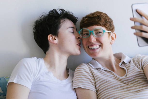 370 Lesbian Hotel Room Women Bed Fotografías De Stock Fotos E Imágenes Libres De Derechos Istock