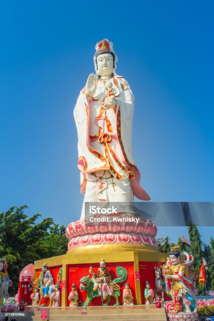 Patung Guanyin Putih Raksasa Dengan Latar Belakang Langit Biru Guanyin