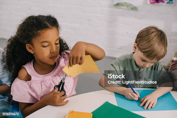 Potret Teman Sekelas Multikultural Yang Duduk Di Meja Dengan Kertas Di ... Potret Teman Sekelas Multikultural Yang Duduk Di Meja Dengan Kertas Di ...