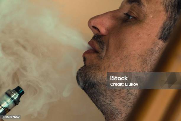 Rokok Elektronik Orang Itu Merokok Rokok Elektrik Foto Stok Unduh