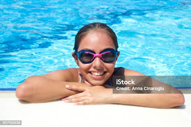 Photo Libre De Droit De Belle Adolescente À La Piscine Ressemble À La