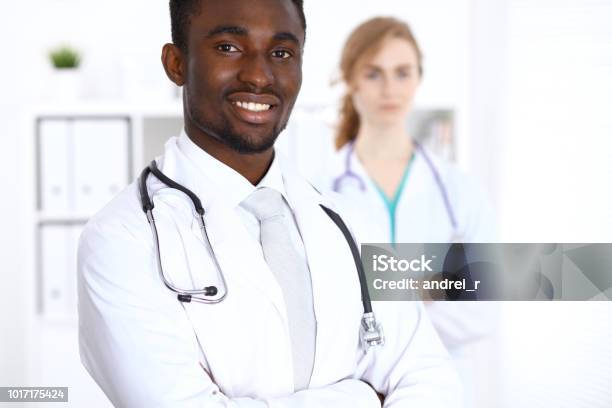 Selamat Datang Dokter Pria Afrika Amerika Dengan Staf Medis Di Rumah ... Selamat Datang Dokter Pria Afrika Amerika Dengan Staf Medis Di Rumah ...