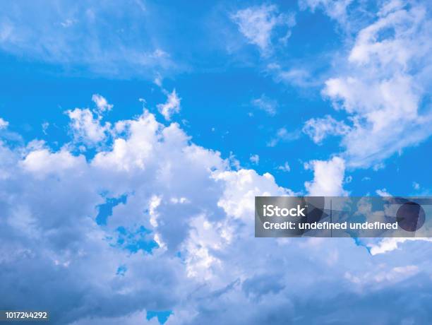 Latar Belakang Langit Biru Yang Indah Dengan Awan Putih Foto Stok