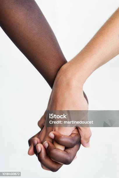 Hände Mit Verschiedenen Hautfarben Auf Weißem Hintergrund Stockfoto und ... Hände Mit Verschiedenen Hautfarben Auf Weißem Hintergrund Stockfoto und ...