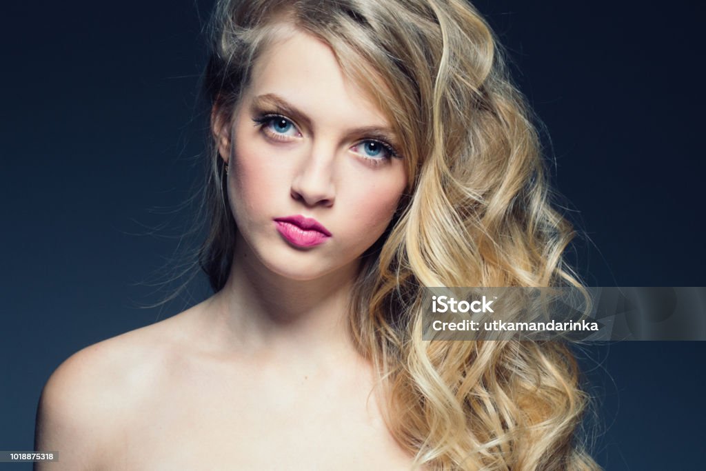 Potret Wanita Cantik Gadis Cantik Dengan Rambut Bergelombang Panjang ... Potret Wanita Cantik Gadis Cantik Dengan Rambut Bergelombang Panjang ...