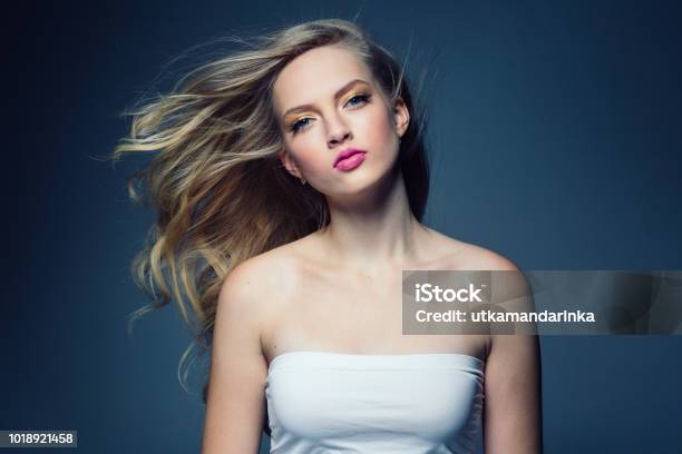 Potret Wanita Cantik Gadis Cantik Dengan Rambut Bergelombang Panjang ... Potret Wanita Cantik Gadis Cantik Dengan Rambut Bergelombang Panjang ...