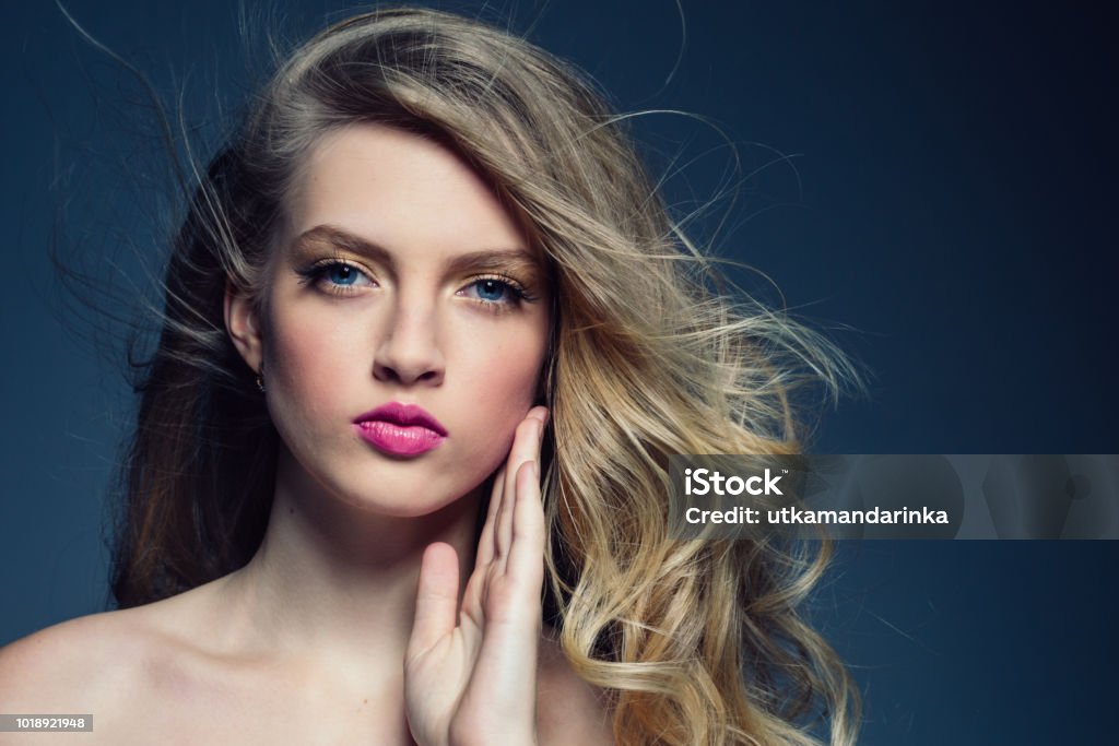 Potret Wanita Cantik Gadis Cantik Dengan Rambut Bergelombang Panjang ... Potret Wanita Cantik Gadis Cantik Dengan Rambut Bergelombang Panjang ...