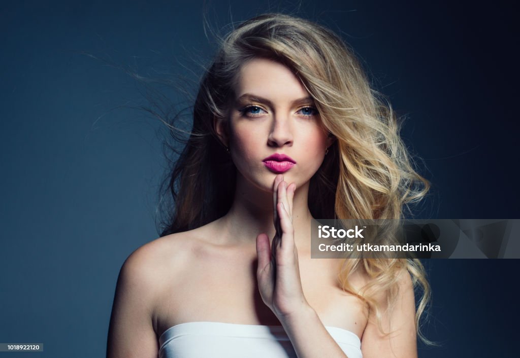 Potret Wanita Cantik Gadis Cantik Dengan Rambut Bergelombang Panjang ... Potret Wanita Cantik Gadis Cantik Dengan Rambut Bergelombang Panjang ...