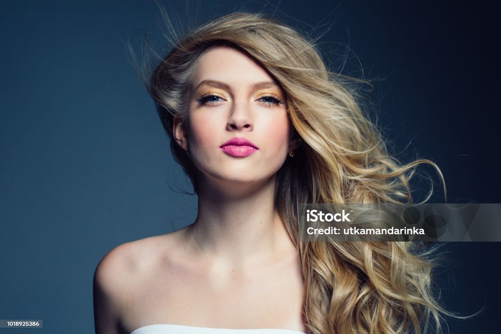 Potret Wanita Cantik Gadis Cantik Dengan Rambut Bergelombang Panjang ... Potret Wanita Cantik Gadis Cantik Dengan Rambut Bergelombang Panjang ...