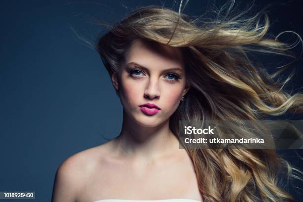 Potret Wanita Cantik Gadis Cantik Dengan Rambut Bergelombang Panjang ... Potret Wanita Cantik Gadis Cantik Dengan Rambut Bergelombang Panjang ...