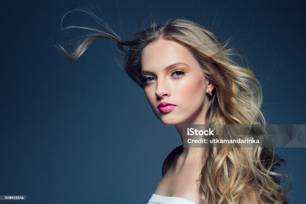 Potret Wanita Cantik Gadis Cantik Dengan Rambut Bergelombang Panjang ... Potret Wanita Cantik Gadis Cantik Dengan Rambut Bergelombang Panjang ...