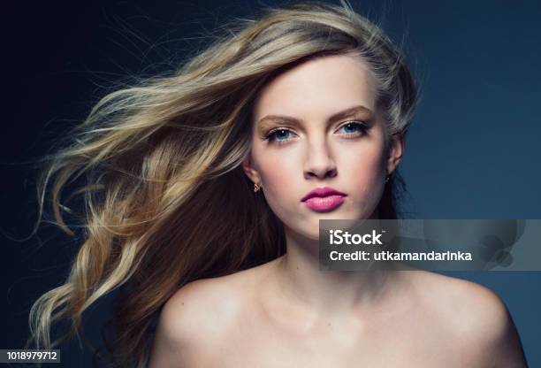 Potret Wanita Cantik Gadis Cantik Dengan Rambut Bergelombang Panjang ... Potret Wanita Cantik Gadis Cantik Dengan Rambut Bergelombang Panjang ...