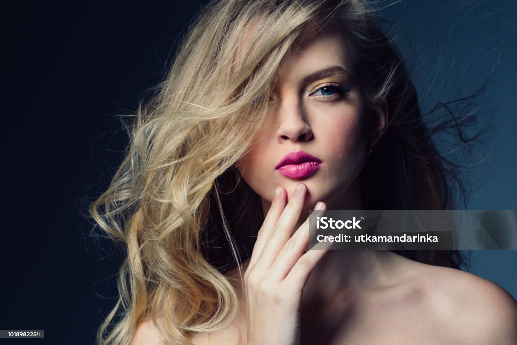 Potret Wanita Cantik Gadis Cantik Dengan Rambut Bergelombang Panjang ... Potret Wanita Cantik Gadis Cantik Dengan Rambut Bergelombang Panjang ...