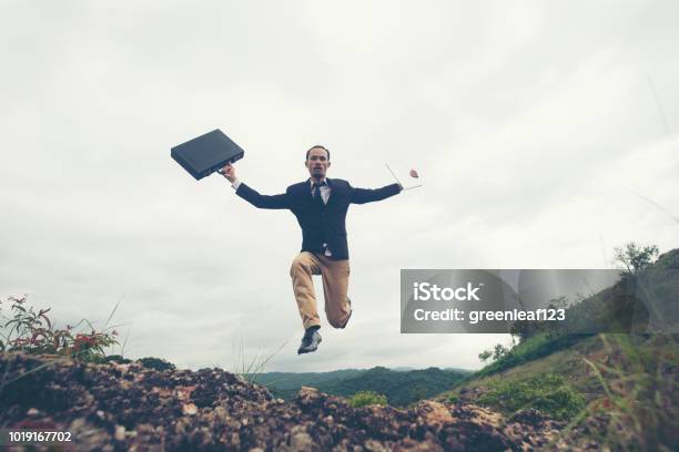 Pria Bisnis Ceria Melompat Dan Berteriak Orang Perusahaan Sukses