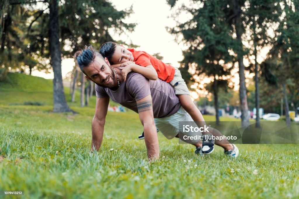 Photo Libre De Droit De Père Samuser Faire Des Pompes Avec Son Fils