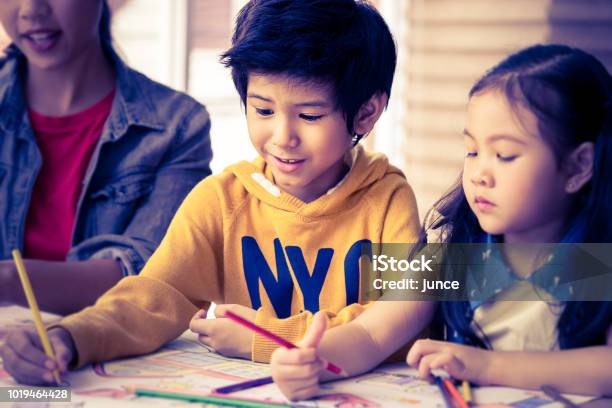 Guru Dan Anakanak Menggambar Di Kelas Seni Taman Kanakkanak Foto Stok ... Guru Dan Anakanak Menggambar Di Kelas Seni Taman Kanakkanak Foto Stok ...