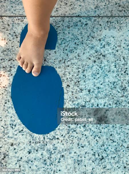Paso Del Pie Del Niño En Un Espacio De Granito De Paso Gigante Azul ... Paso Del Pie Del Niño En Un Espacio De Granito De Paso Gigante Azul ...