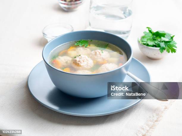 Sup Dengan Bakso Di Piring Biru Taplak Meja Linen Putih Dan Serbet