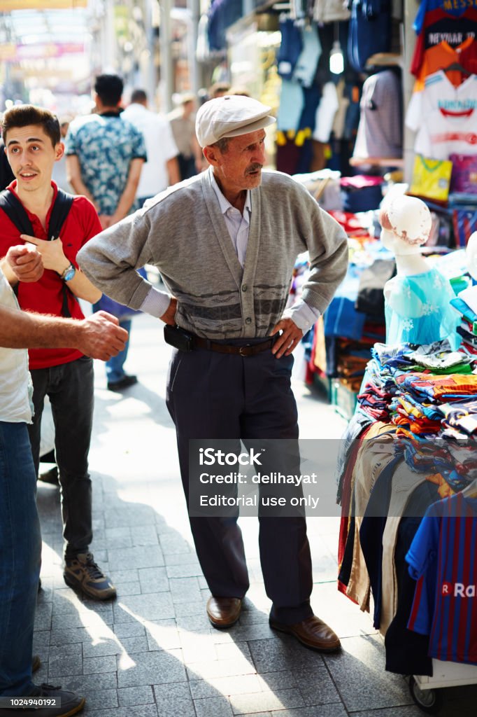 Orang Tua Mencari Barang Foto Stok - Unduh Gambar Sekarang - Anggaran ... Orang Tua Mencari Barang Foto Stok - Unduh Gambar Sekarang - Anggaran ...