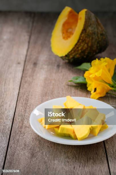 Labu Di Atas Piring Putih Diletakkan Di Atas Meja Kayu Tua Foto Stok