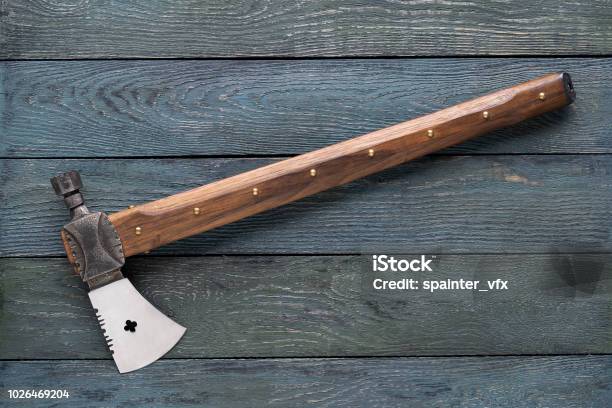 Tomahawk Di Dek Kayu Kapak Logam Di Permukaan Kayu Foto Stok - Unduh ... Tomahawk Di Dek Kayu Kapak Logam Di Permukaan Kayu Foto Stok - Unduh ...