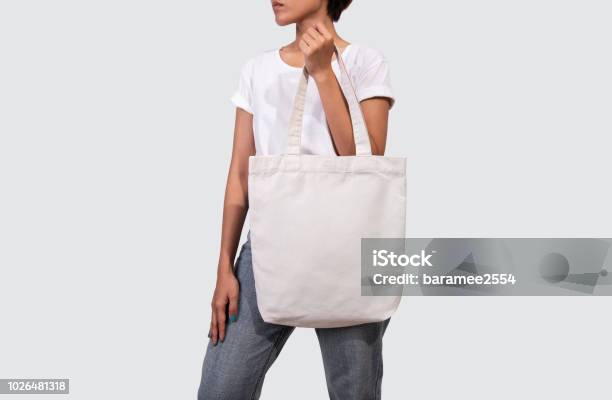 Gadis Memegang Kain Kanvas Tas Untuk Mockup Template Kosong Terisolasi