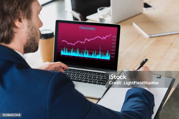 Memotong Bidikan Pengusaha Yang Membuat Catatan Di Clipboard Dan ... Memotong Bidikan Pengusaha Yang Membuat Catatan Di Clipboard Dan ...