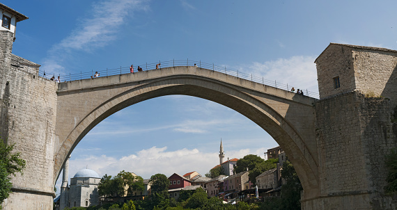 Foto De Bósnia A Linha Do Horizonte E A Stari Most Ponte De Otomana Do